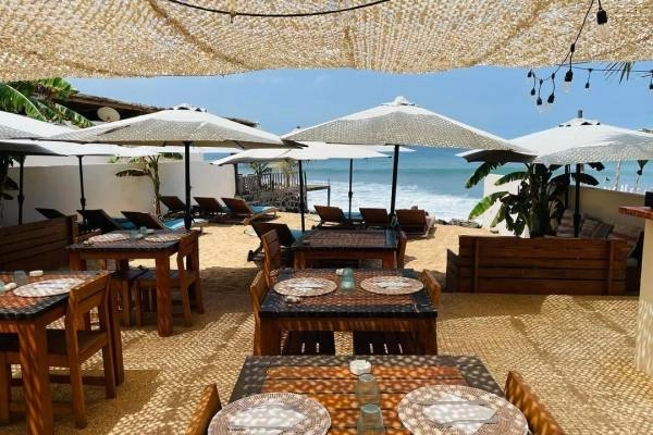 La Plage : Détente et délices au bord de l'océan