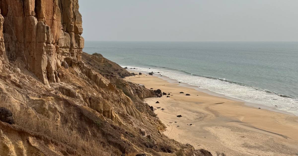 Popenguine : Un Havre de Paix entre Falaises et Océan 🌴